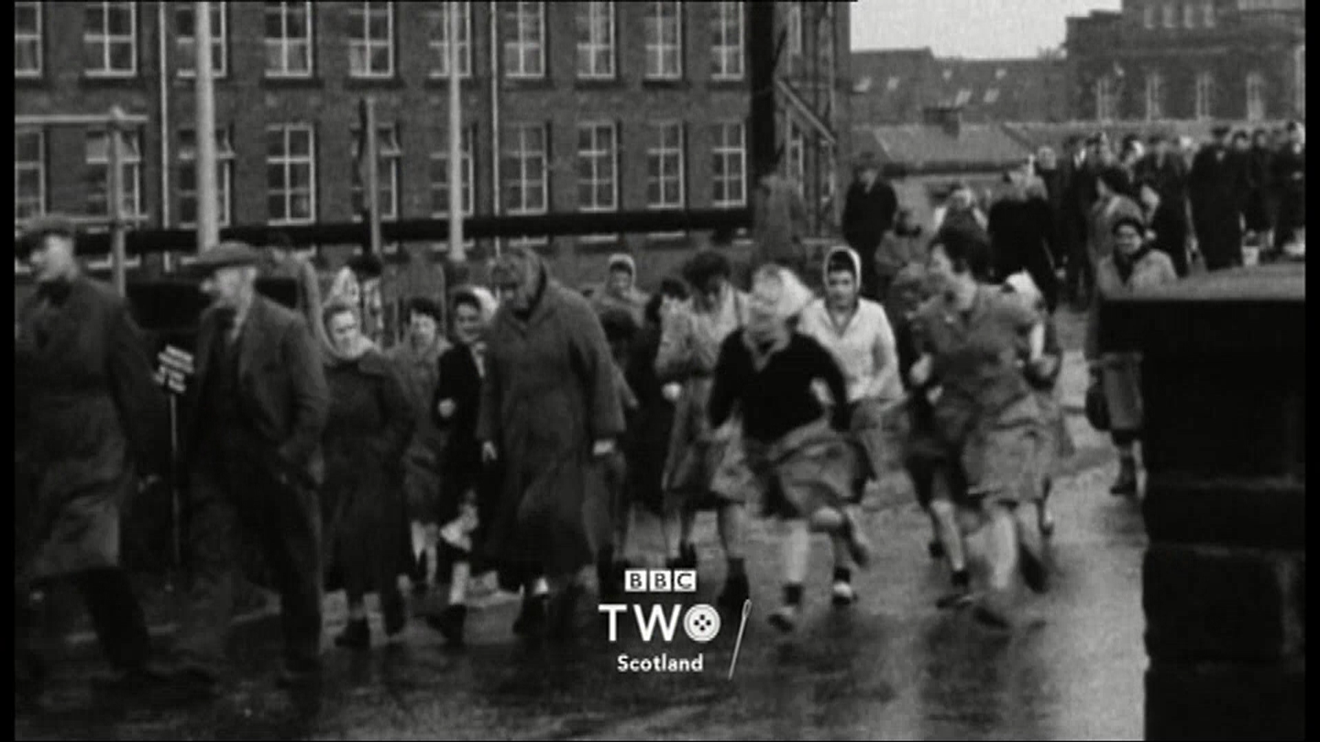 BBC Two 2015 with 90s idents: NEW: Dragons Den ident with a nod to the ...